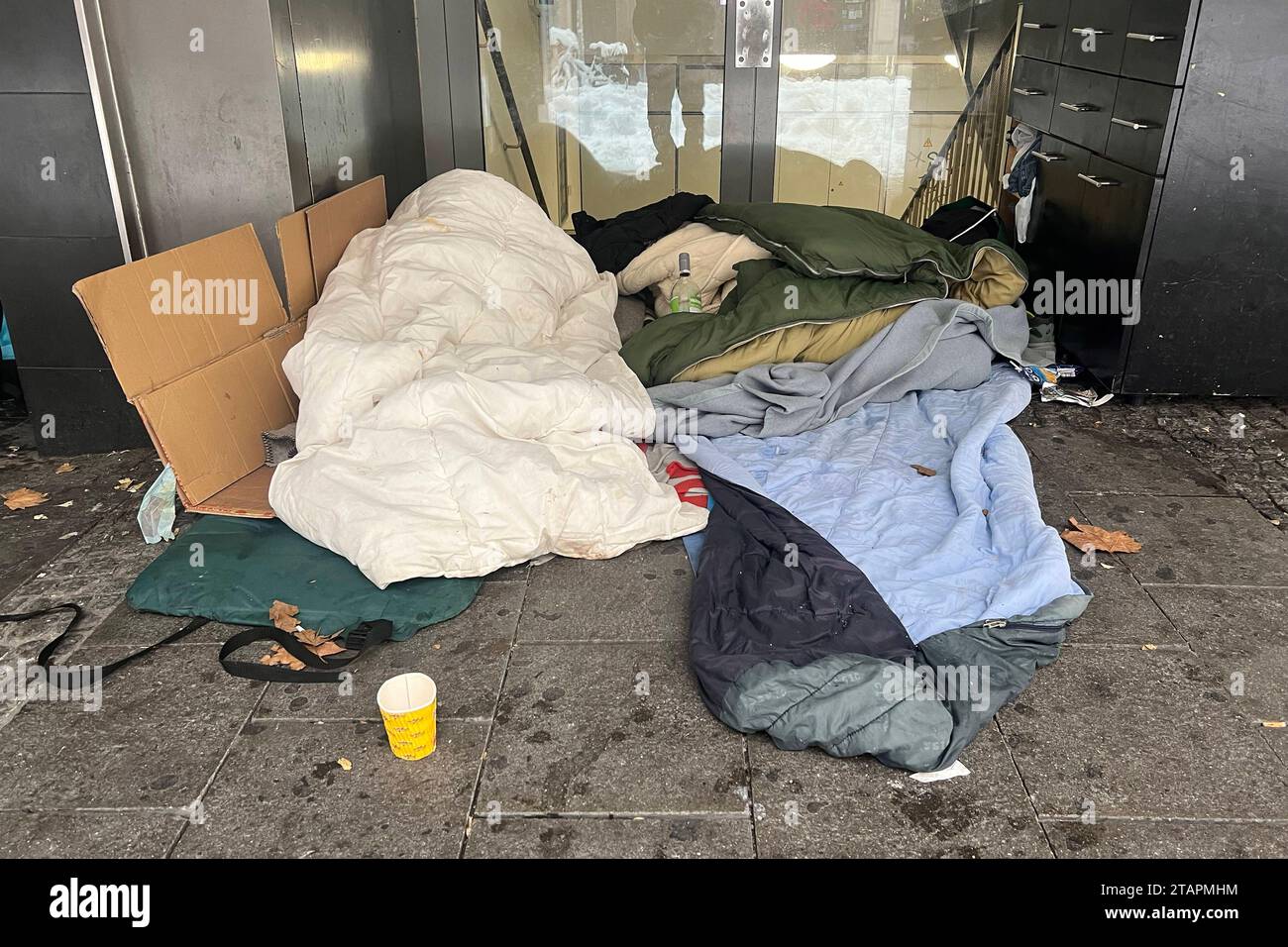 Verlassenes Lager eines Obdachlosen in Muenchen. *** Abandoned camp of ...