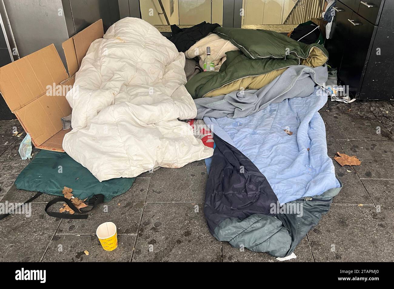 Verlassenes Lager eines Obdachlosen in Muenchen. *** Abandoned camp of ...