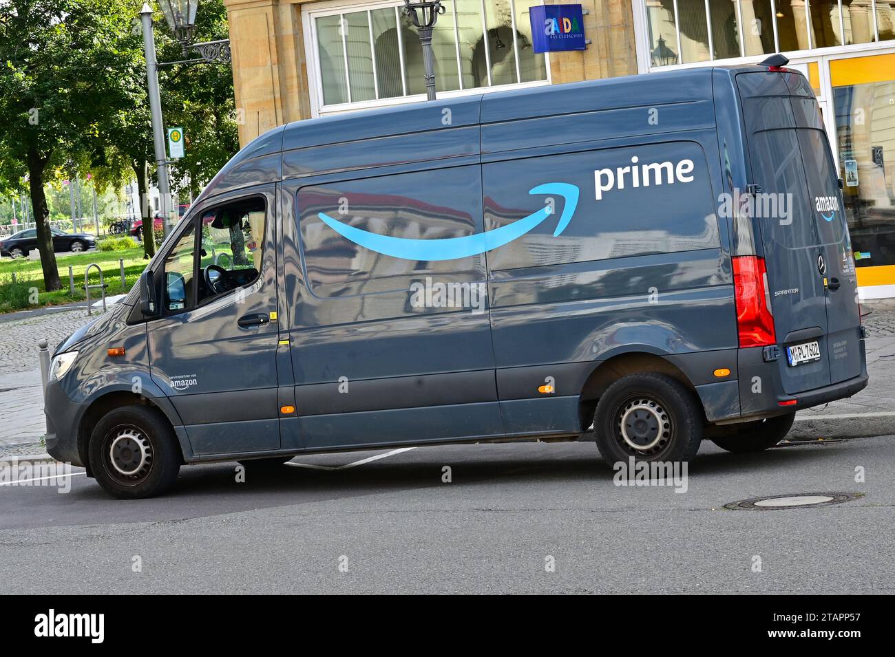 Amazon delivery trucks hi-res stock photography and images - Alamy