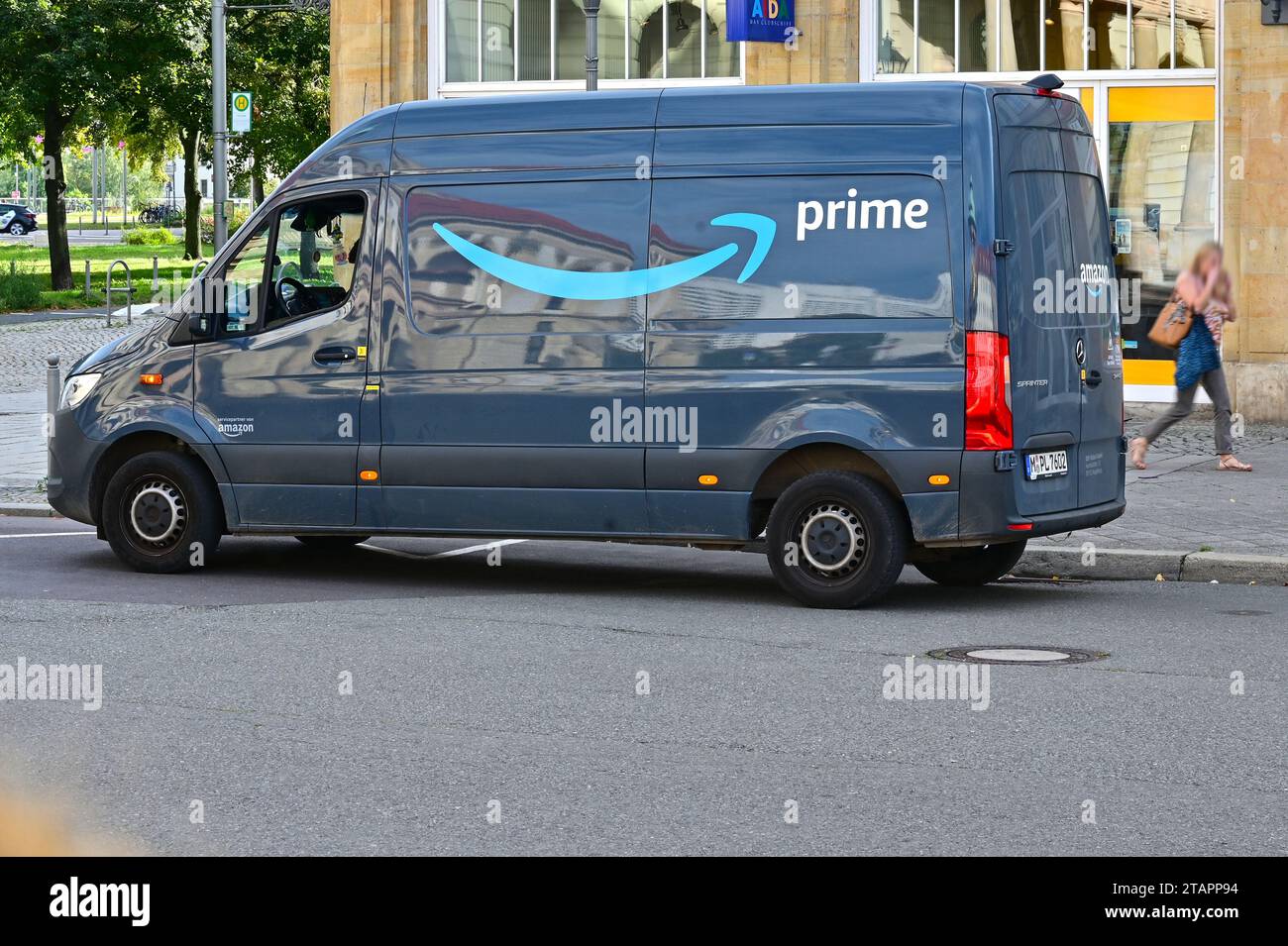 Amazon shipping trucks hi-res stock photography and images - Alamy
