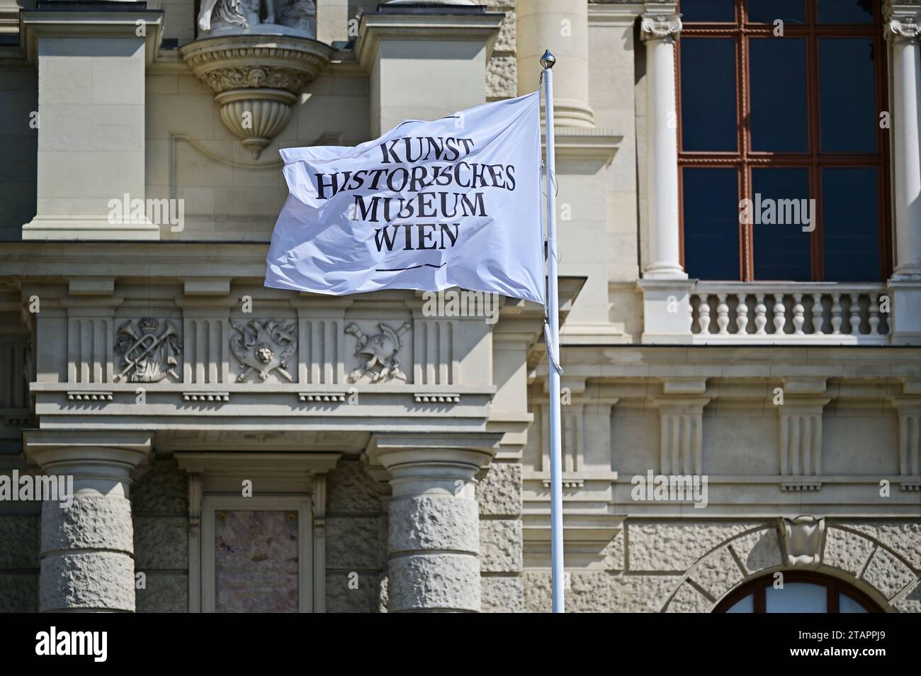 Flag and facade of the Kunsthistorisches Museum (KHM) in Vienna Stock ...