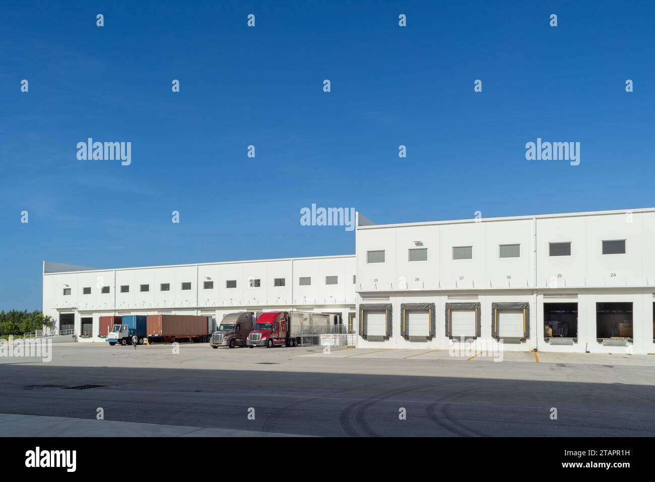 Truck parked loading dock hi-res stock photography and images - Alamy