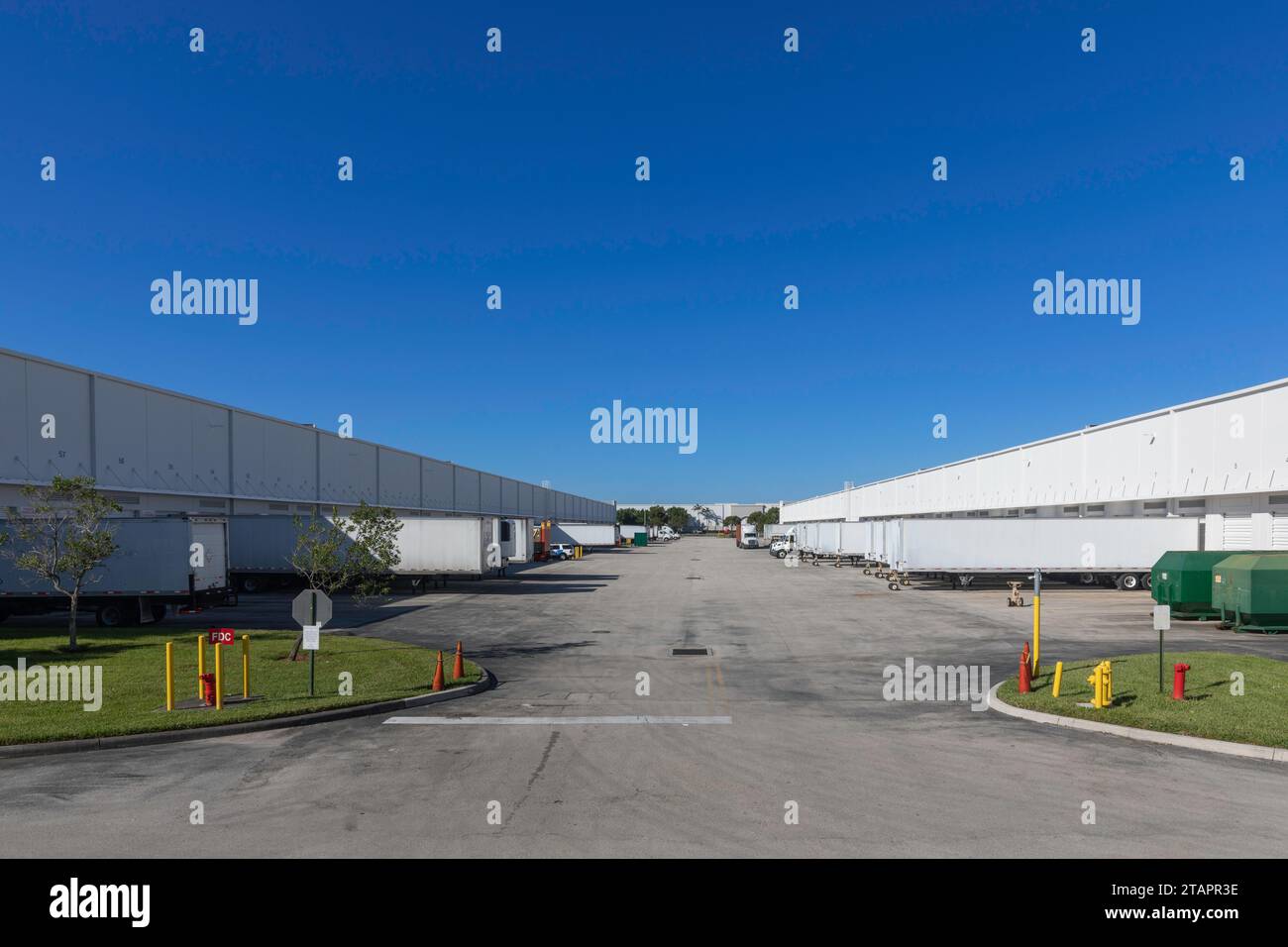 Truck parked loading dock hi-res stock photography and images - Alamy