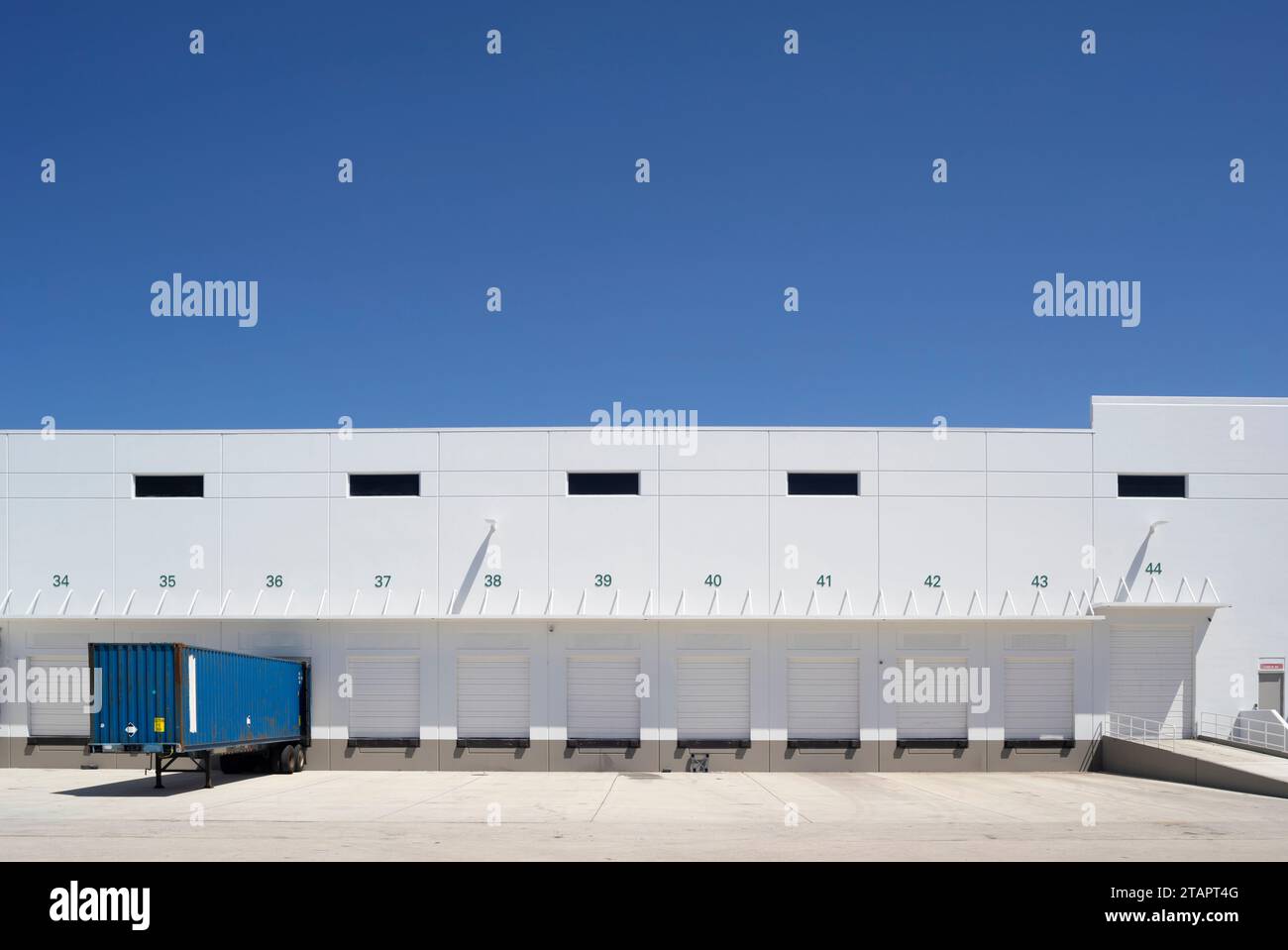 Truck parked loading dock hi-res stock photography and images - Alamy