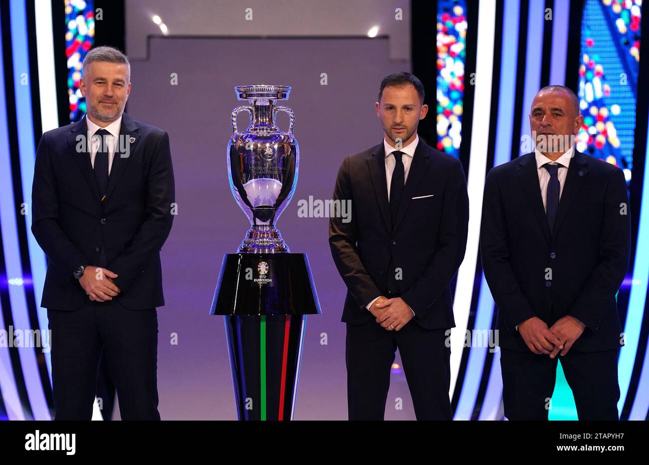 Romania head coach Edward Iordanescu (left), Belgium head coach ...
