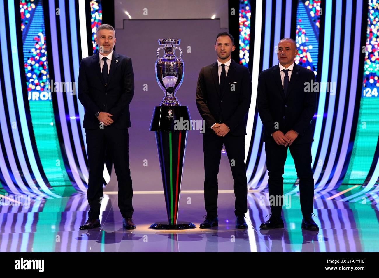Romania head coach Edward Iordanescu (left), Belgium head coach ...