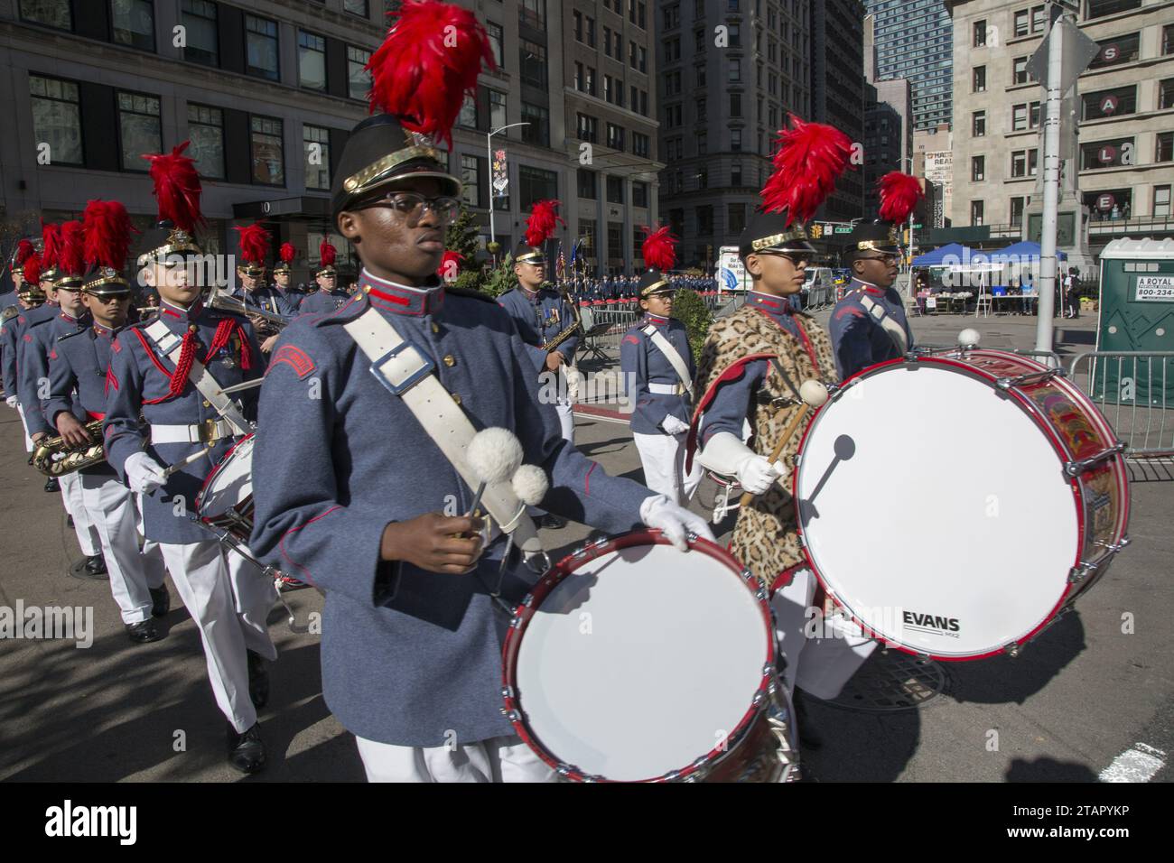 Tens of thousands marched in the New York City Veterans Day Parade ...