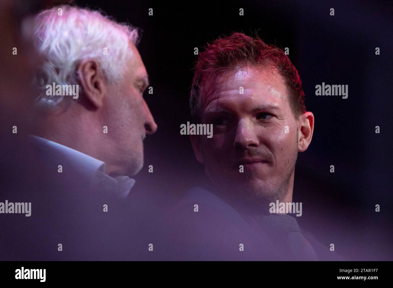 Julian Nagelsmann (Deutschland, Bundestrainer) bei der Auslosung, davor ...