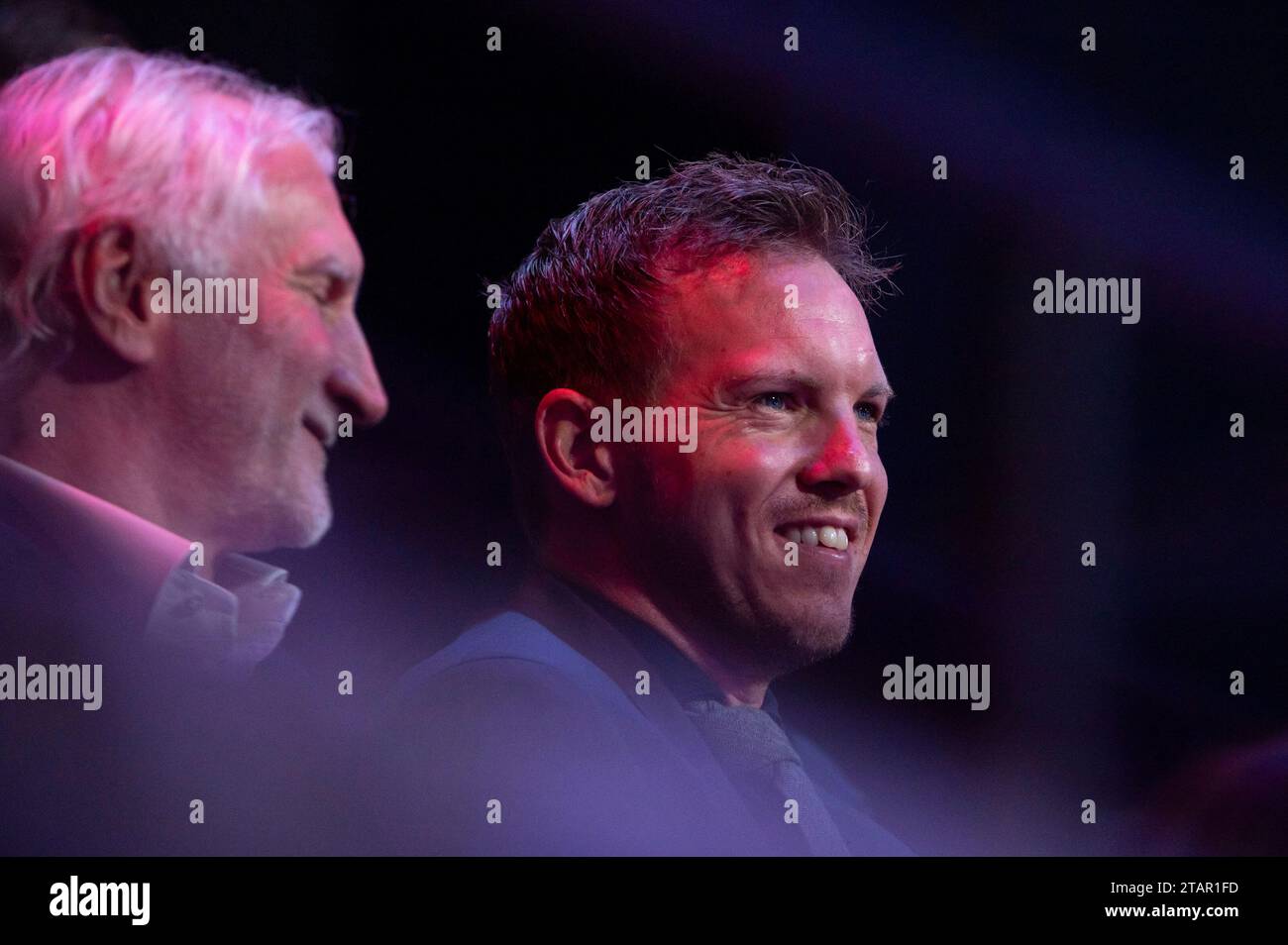 Julian Nagelsmann (Deutschland, Bundestrainer) bei der Auslosung, davor ...