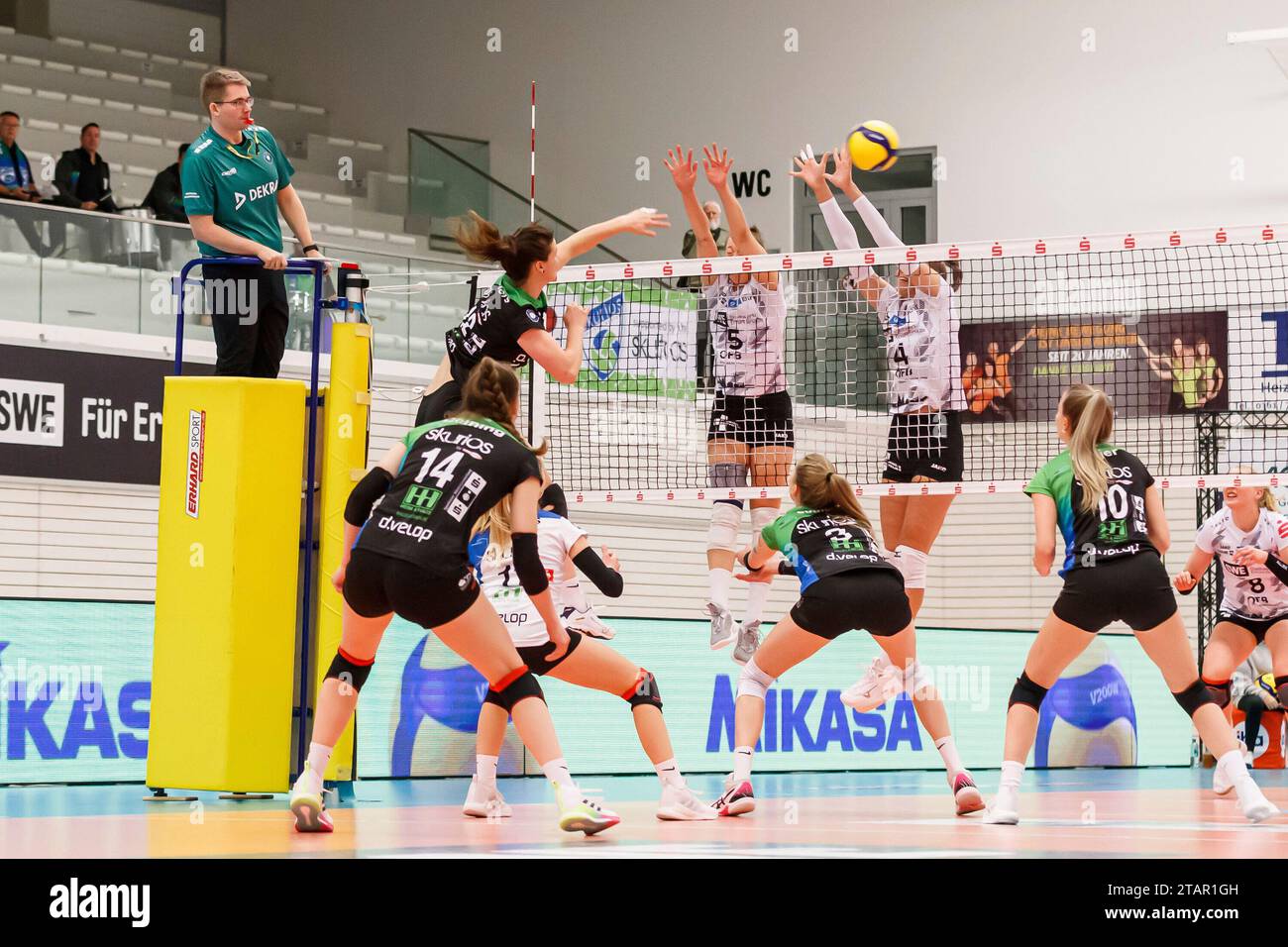 Erfurt, Deutschland. 02nd Dec, 2023. Isabella Noble (Schwarz-Weiss ...