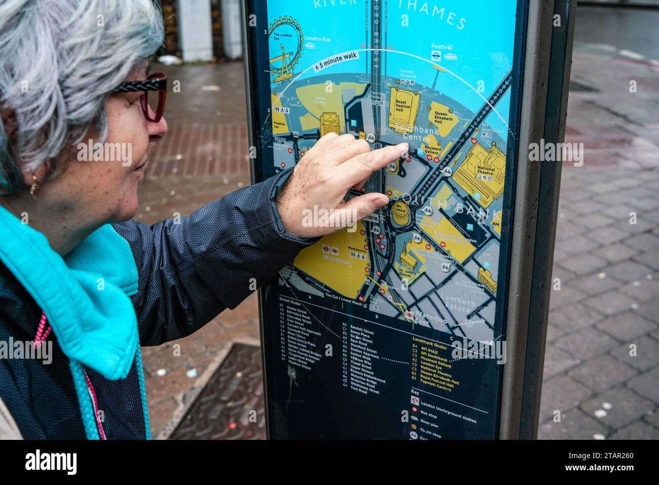 London subway map hi-res stock photography and images - Alamy