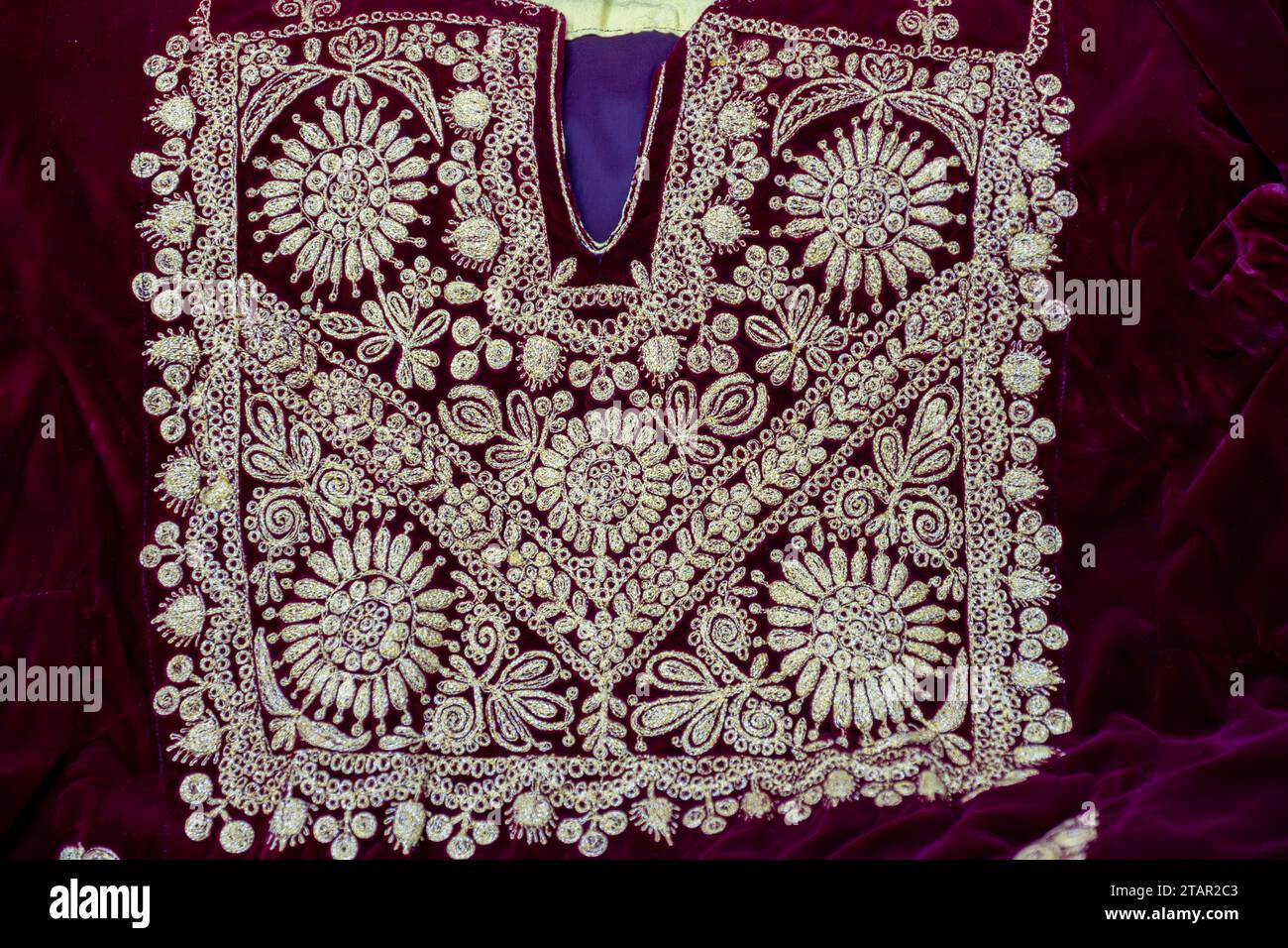 Palestinian woman in traditional dress hi-res stock photography and ...