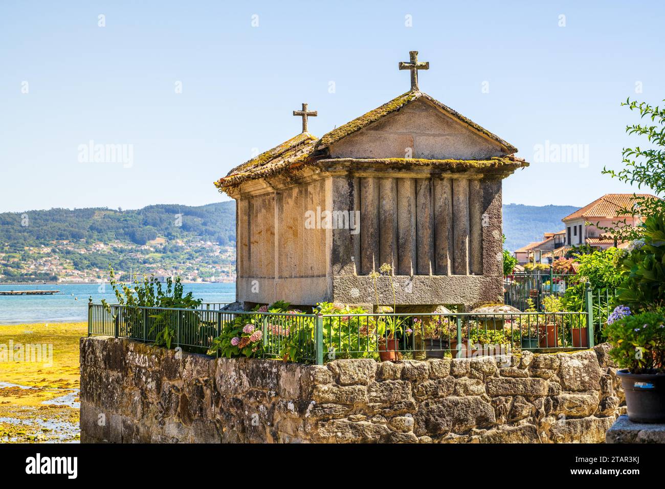 Traditional granary hi-res stock photography and images - Alamy