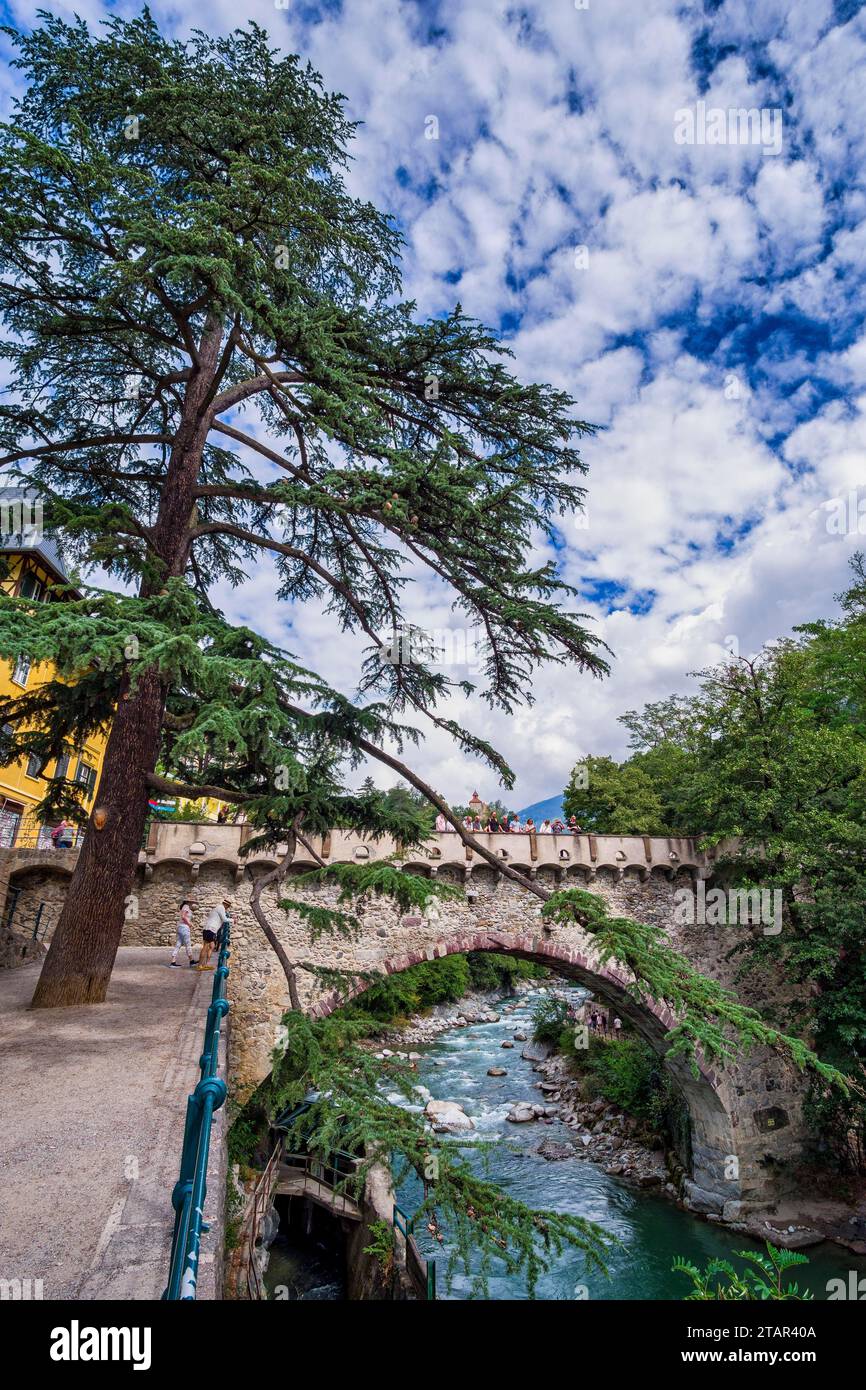 Footbridge stone hi-res stock photography and images - Alamy