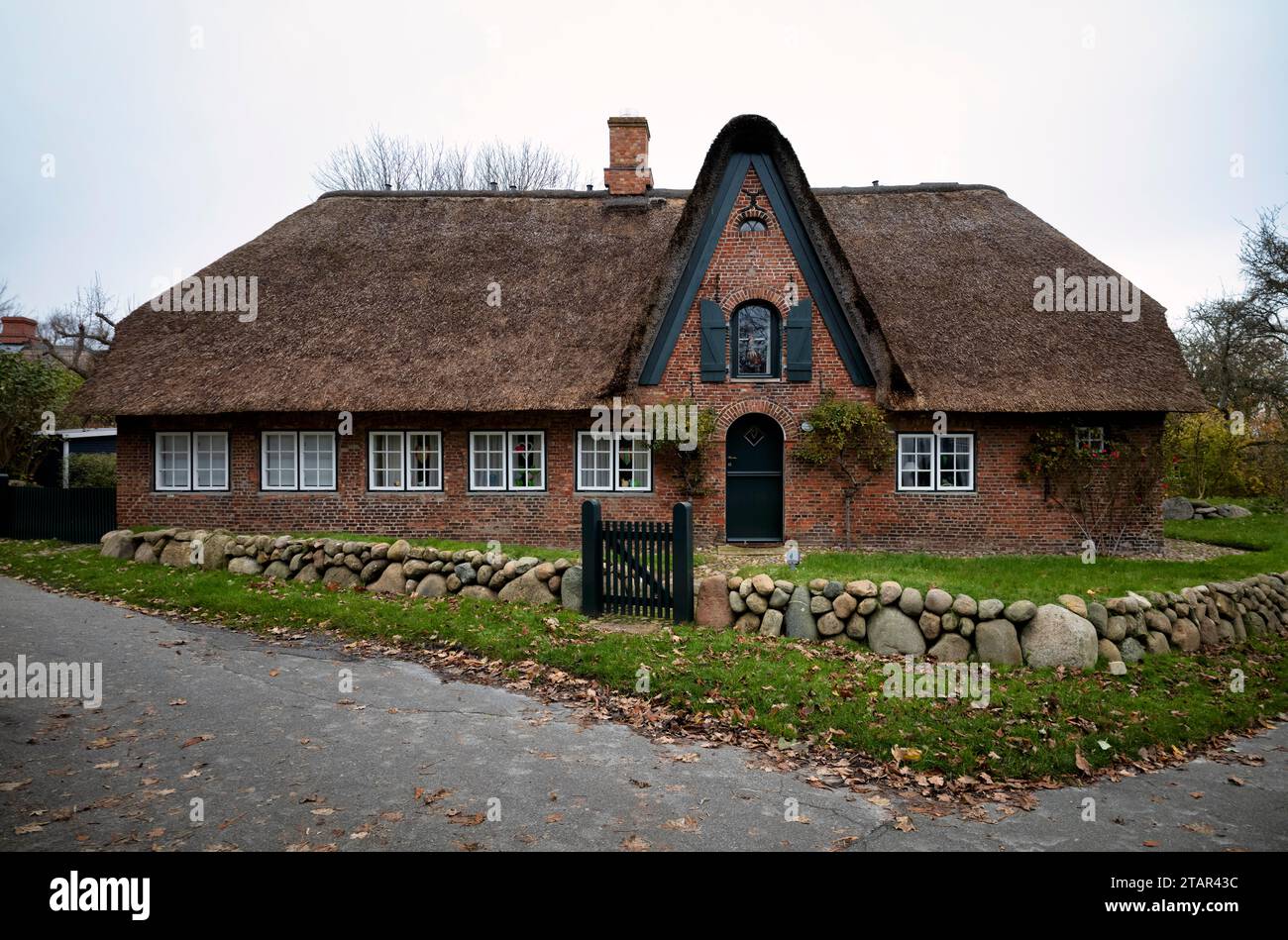 Frisian house with thatched roof, Keitum, North Sea island of Sylt ...
