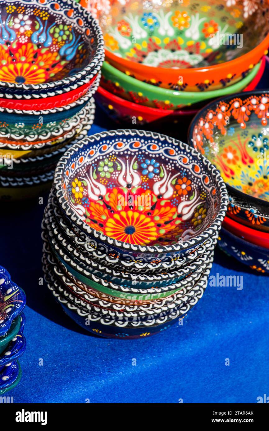 Traditional Turkish ceramic plates in bazaar Stock Photo - Alamy