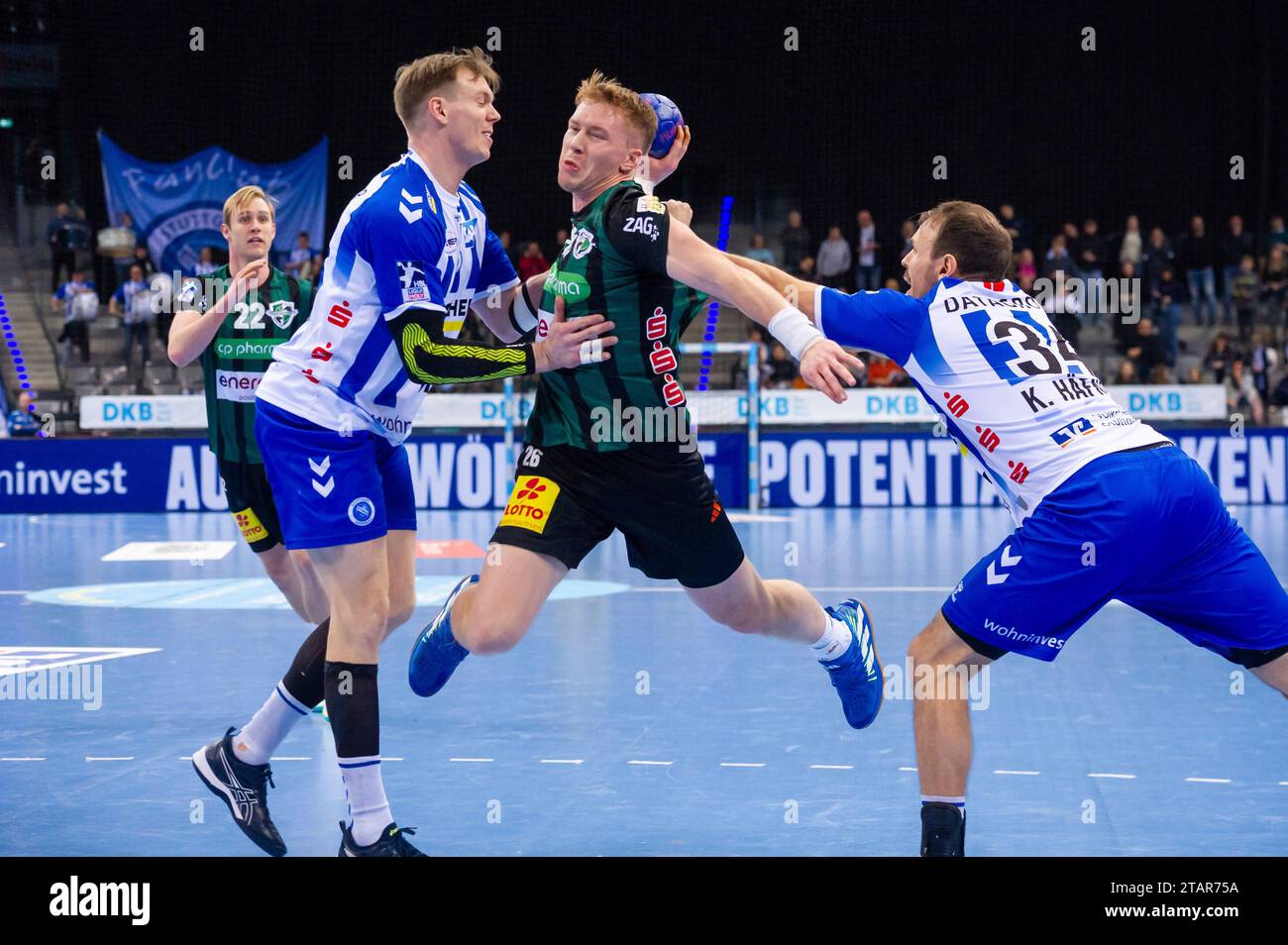 Jonathan Edvardsson (TSV Hannover-Burgdorf, #26) in der Zange von Adam ...