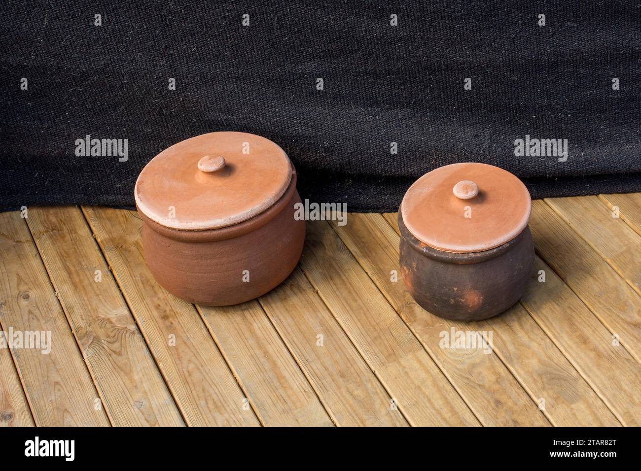 Traditional clay pottery for sale at the market Stock Photo - Alamy