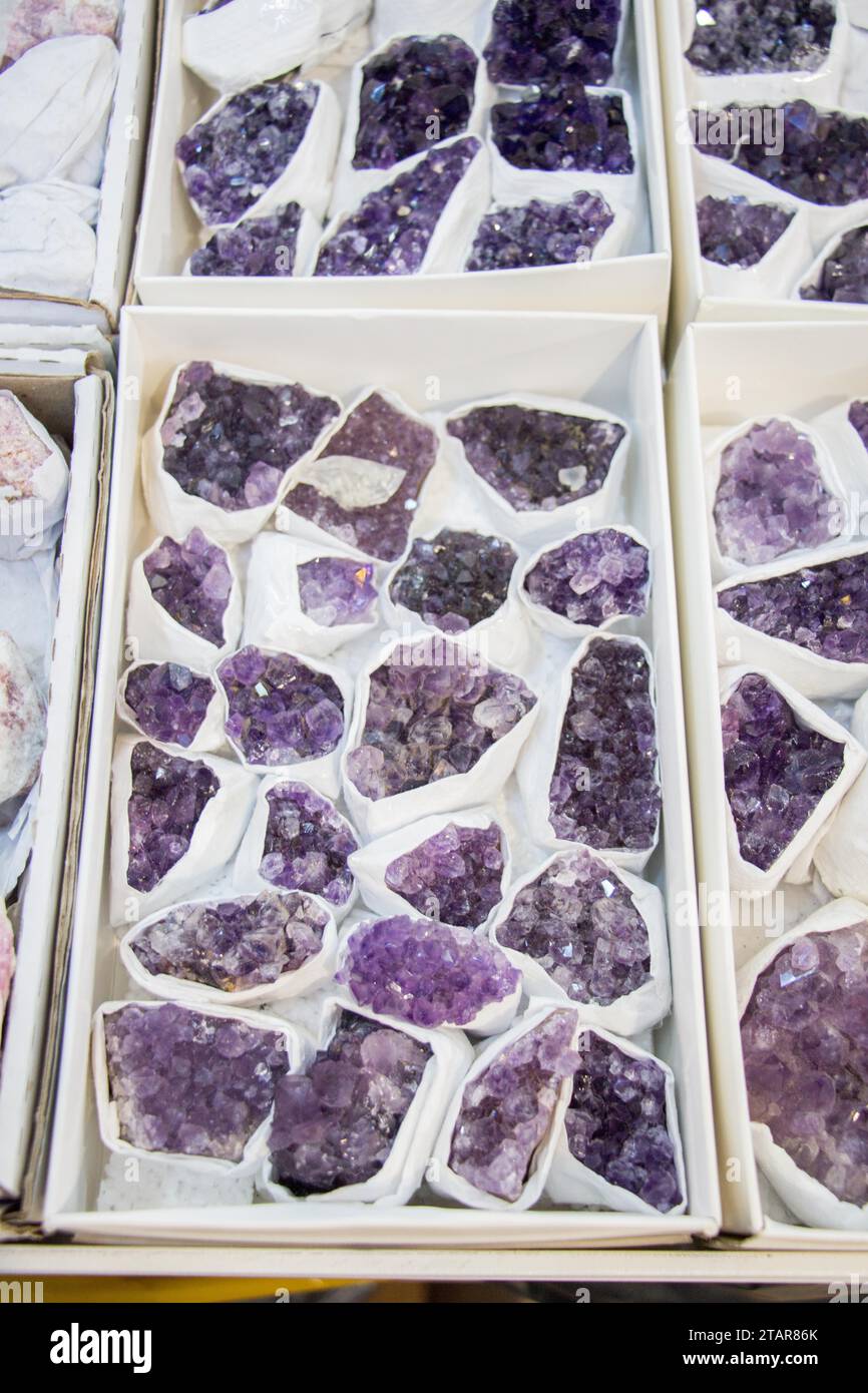 Amethyst crystal rock hi-res stock photography and images - Alamy