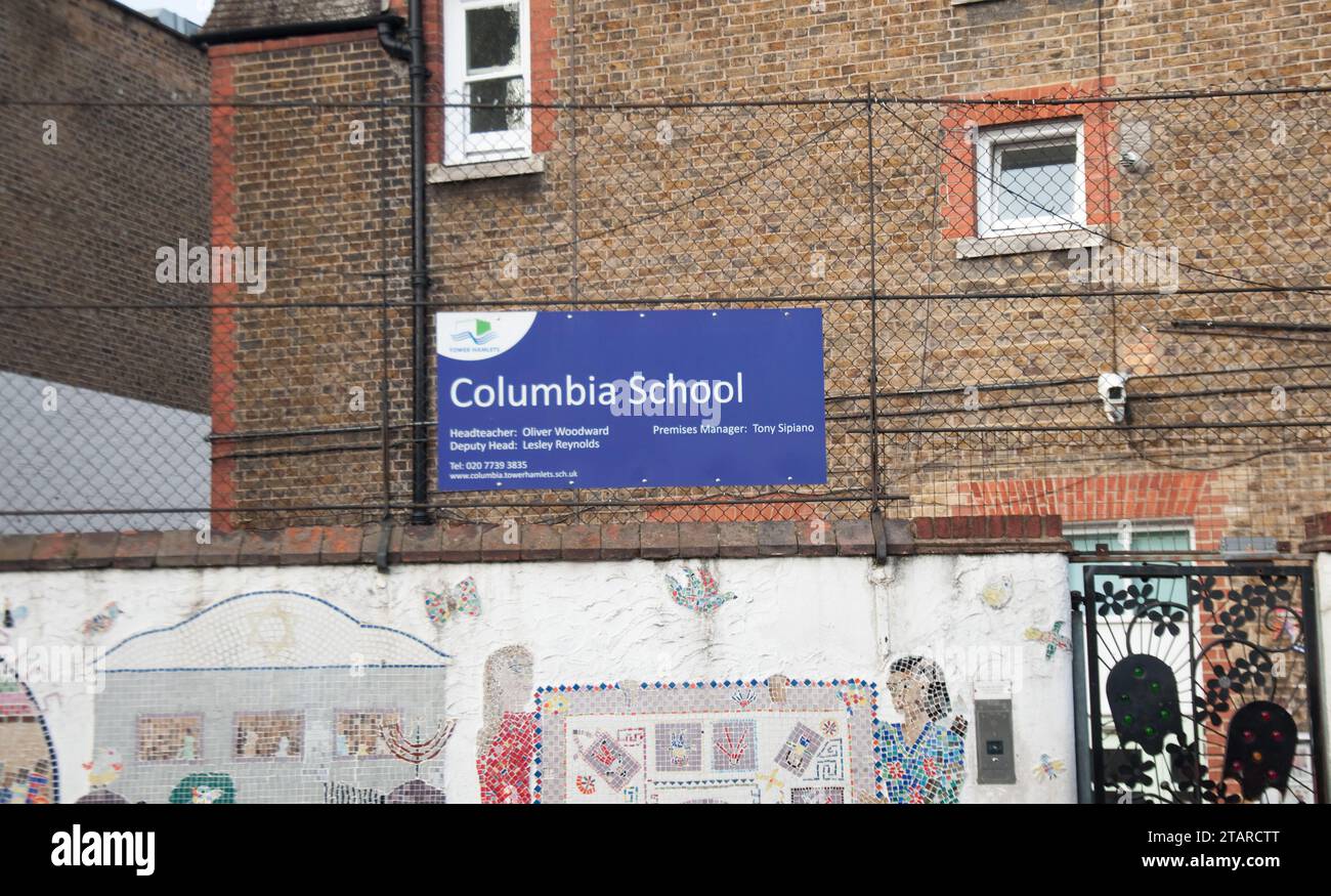 Drawings on the walls and gate.of Columbia School, Bethnal Green, Tower ...