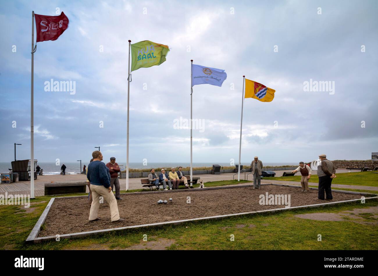 Boule group, men playing boule, art installation, exhibition DIE ...