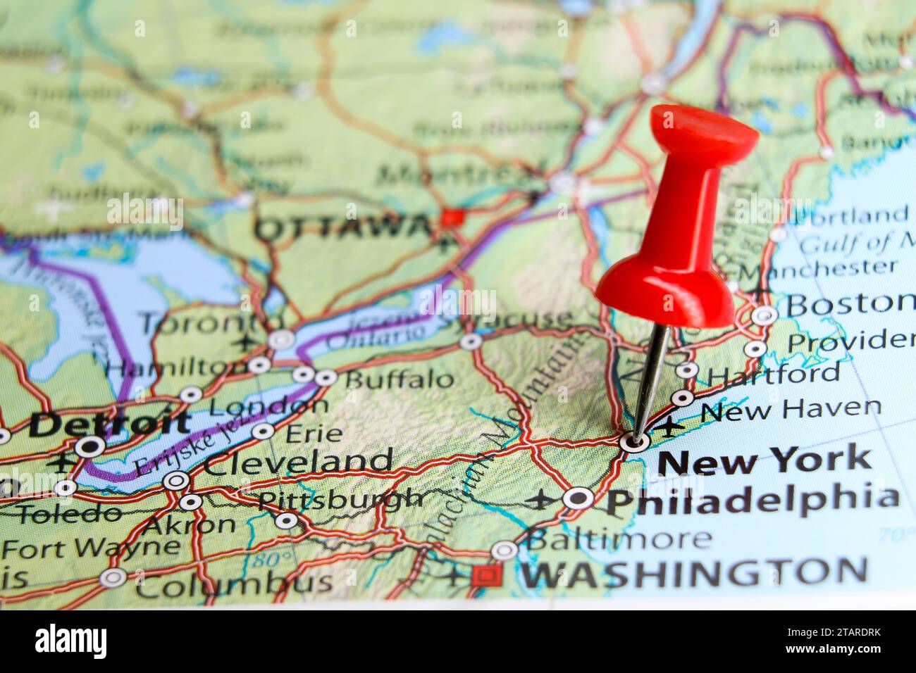 Pushpin on new york map hi-res stock photography and images - Alamy