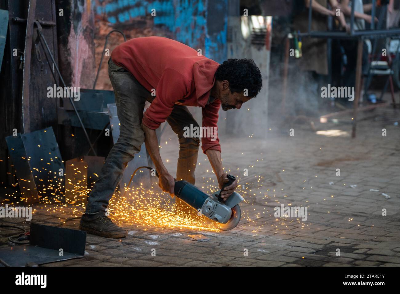Worker arabic hi-res stock photography and images - Alamy