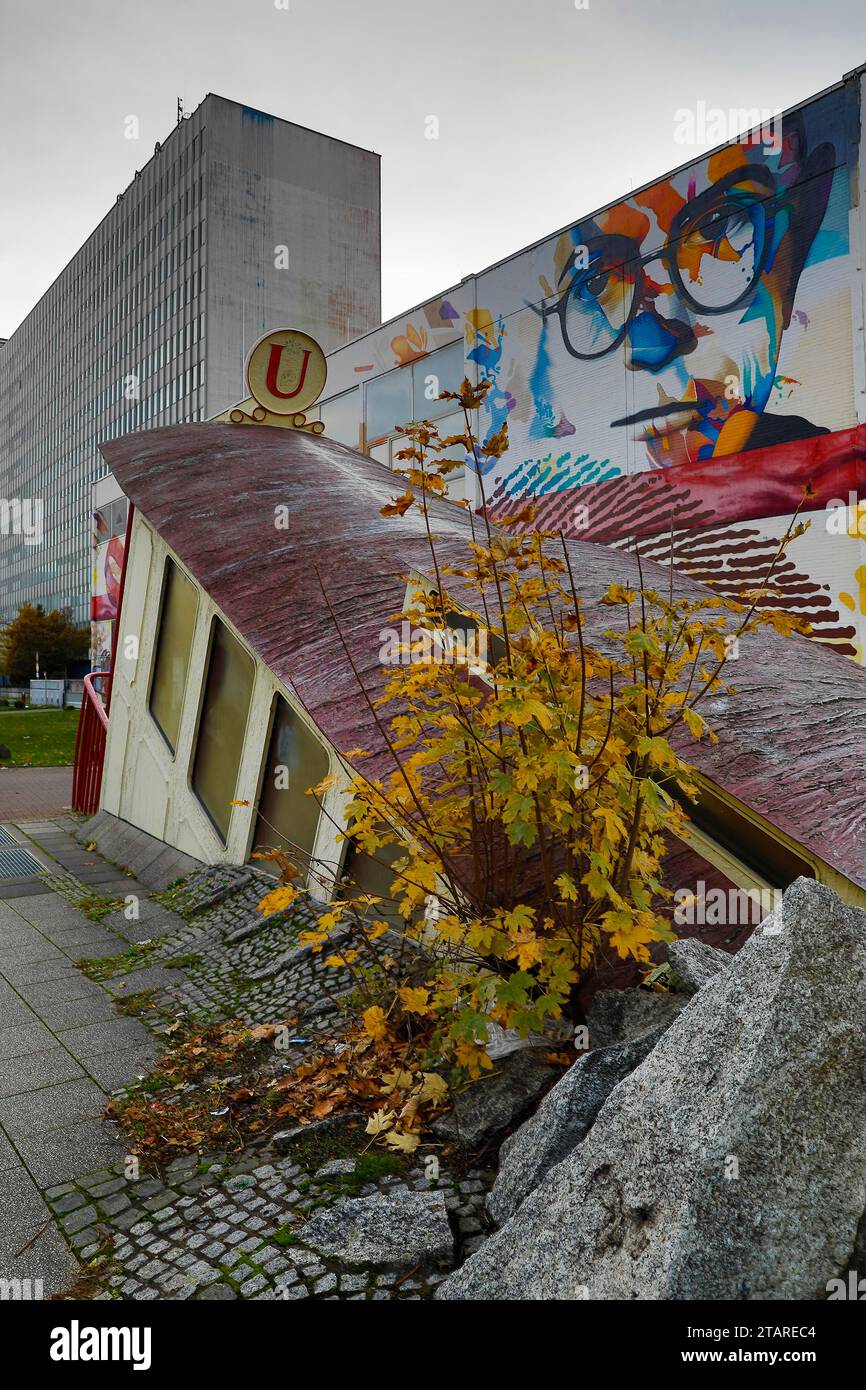 Sculpture underground station Bockenheimer Warte by Peter Pininski and ...