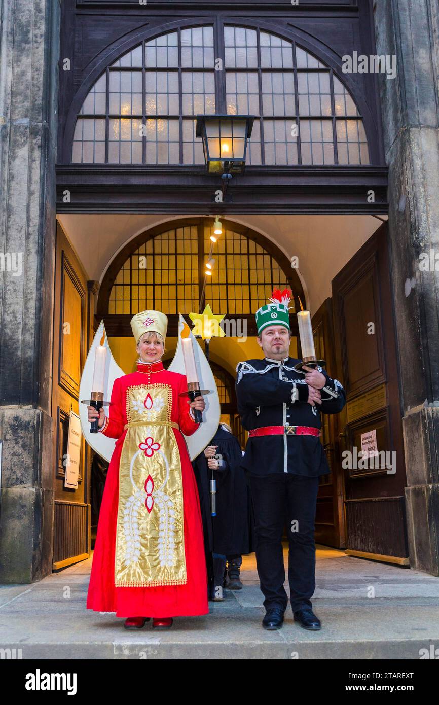 Central opening hi-res stock photography and images - Alamy