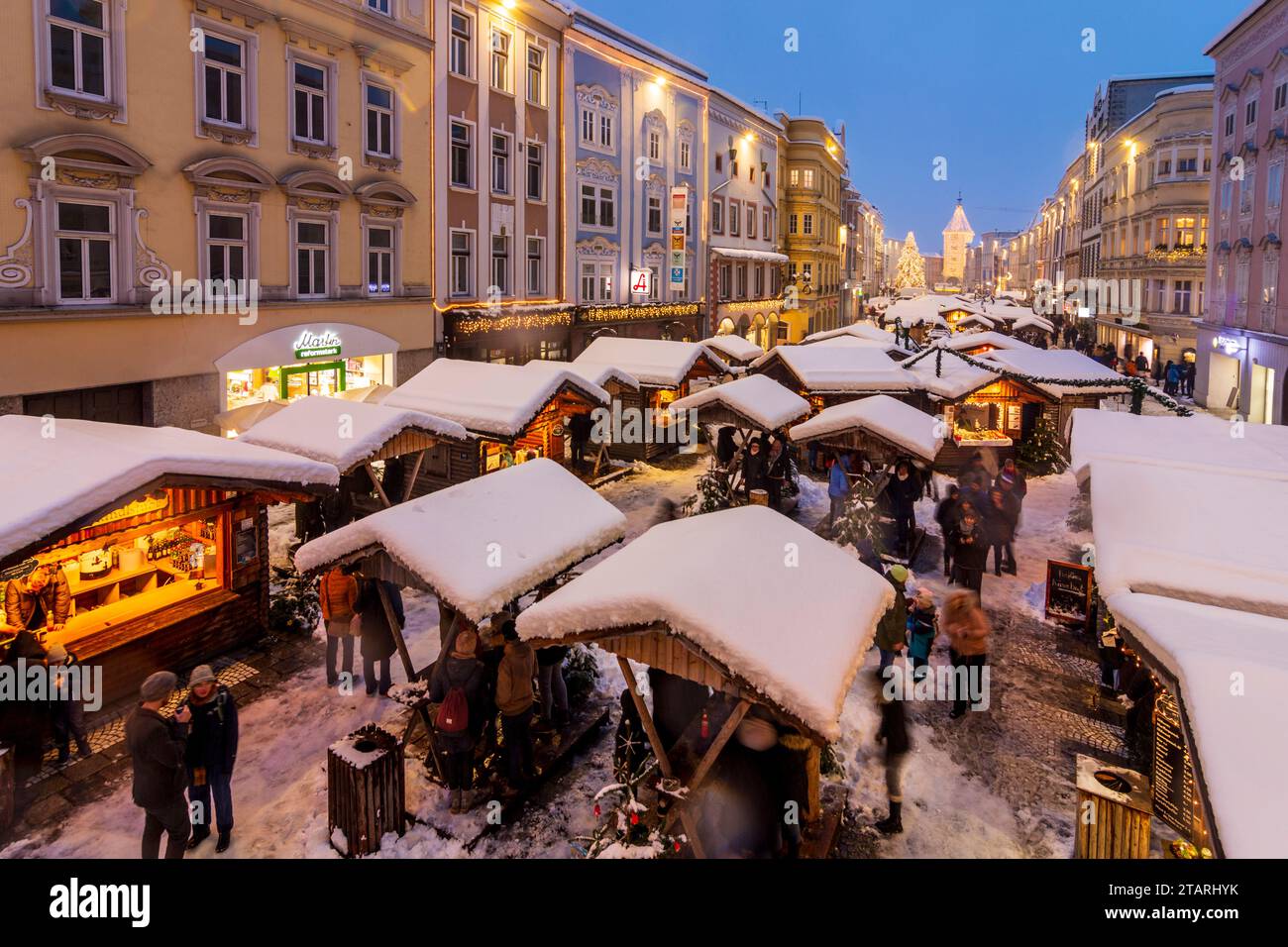 Wels: Christmas market ("Weihnachtswelt") on square Stadtplatz, snow ...