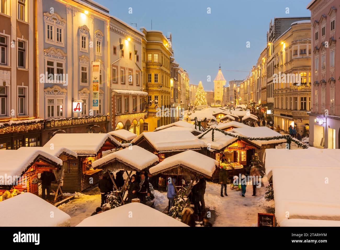 Wels: Christmas market ("Weihnachtswelt") on square Stadtplatz, snow ...