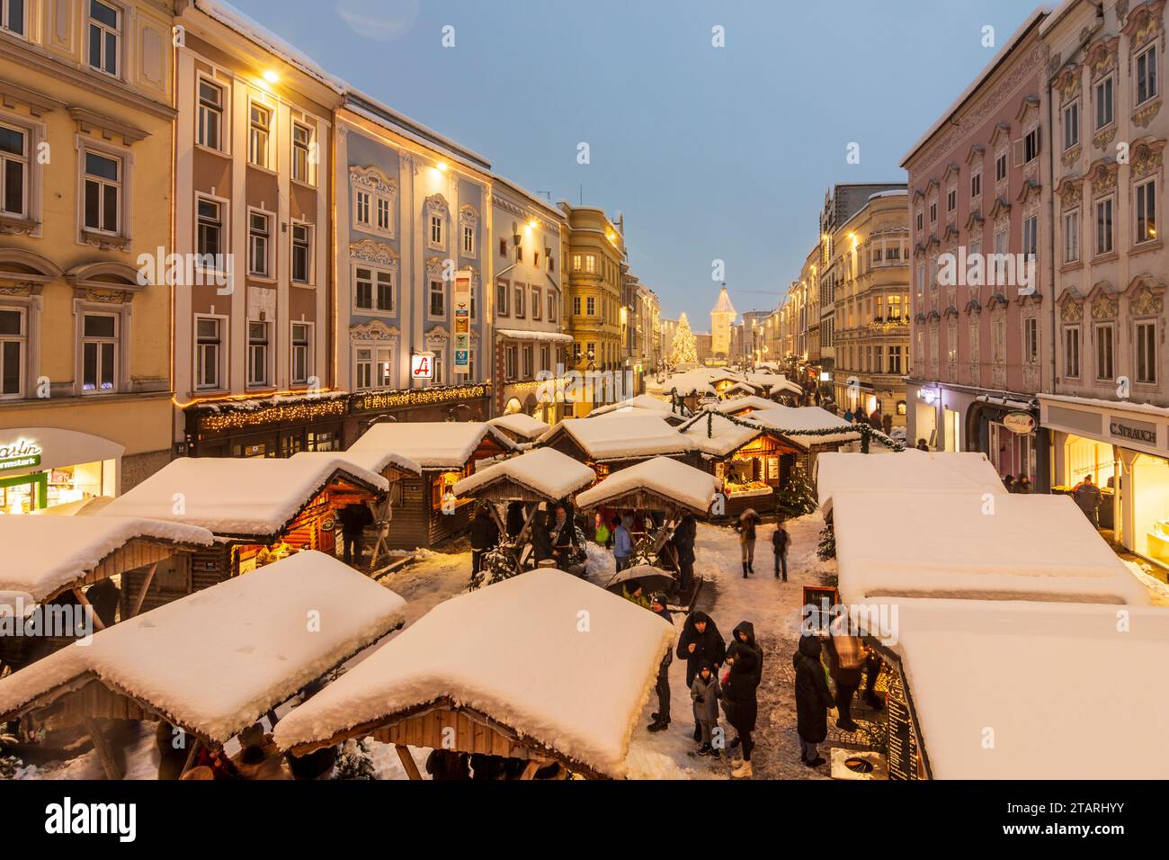Wels: Christmas market ("Weihnachtswelt") on square Stadtplatz, snow ...