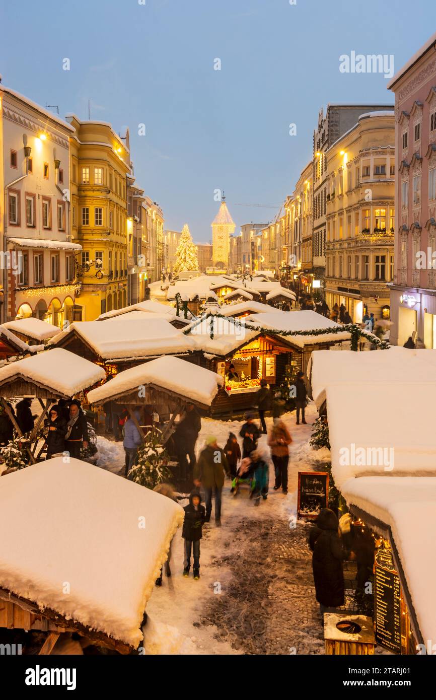 Wels: Christmas market ("Weihnachtswelt") on square Stadtplatz, snow ...