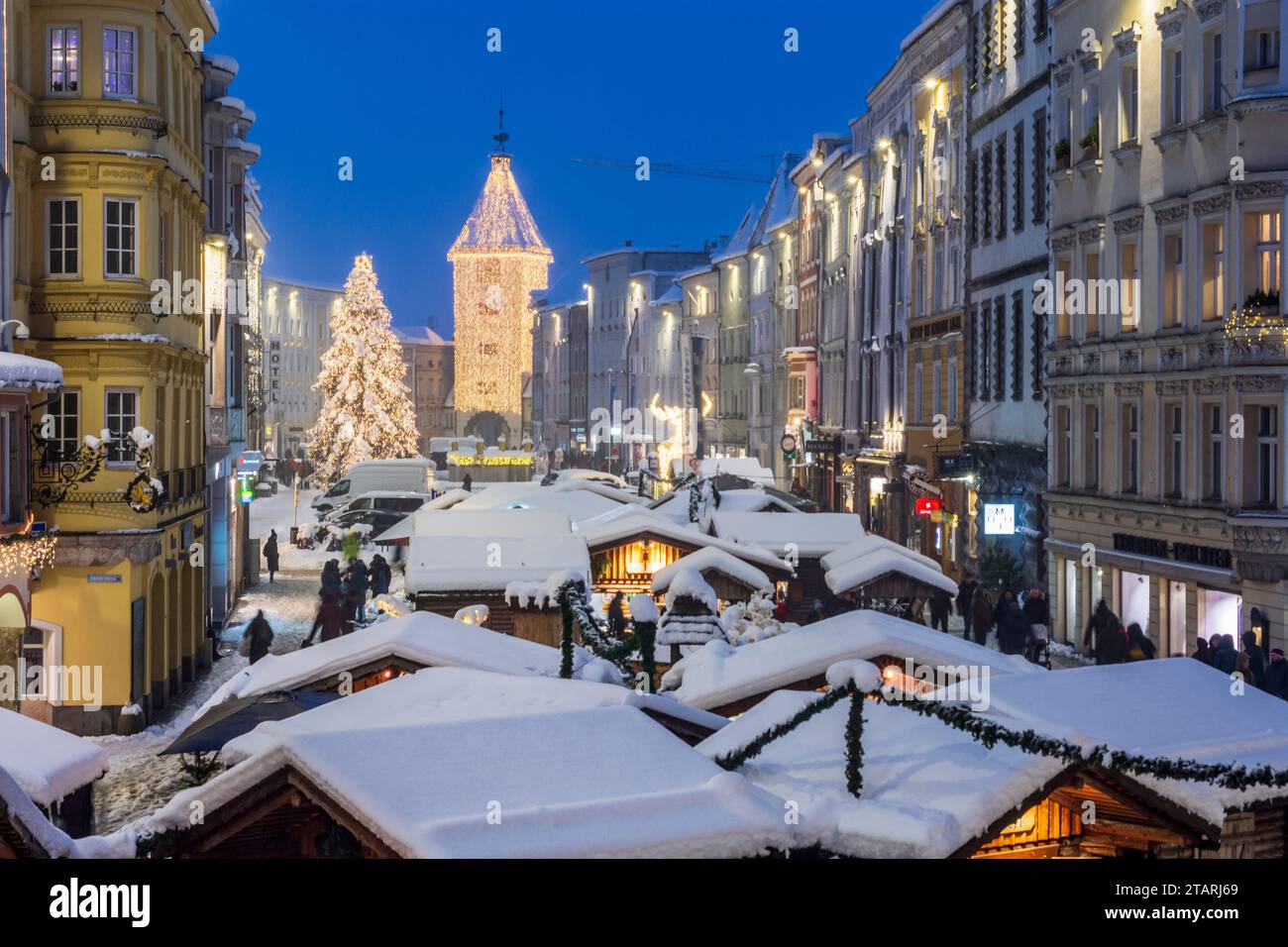 Wels: Christmas market ("Weihnachtswelt") on square Stadtplatz, snow ...
