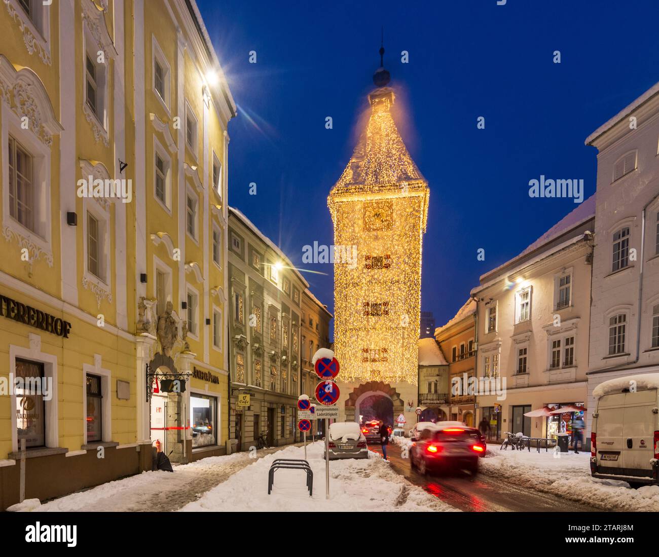 Wels: square Stadtplatz, tower Ledererturm in Zentralraum ...
