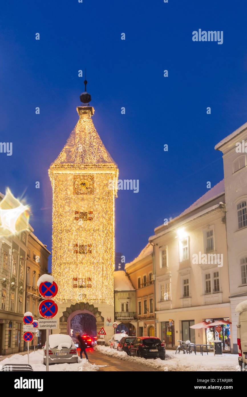 Wels: square Stadtplatz, tower Ledererturm in Zentralraum ...