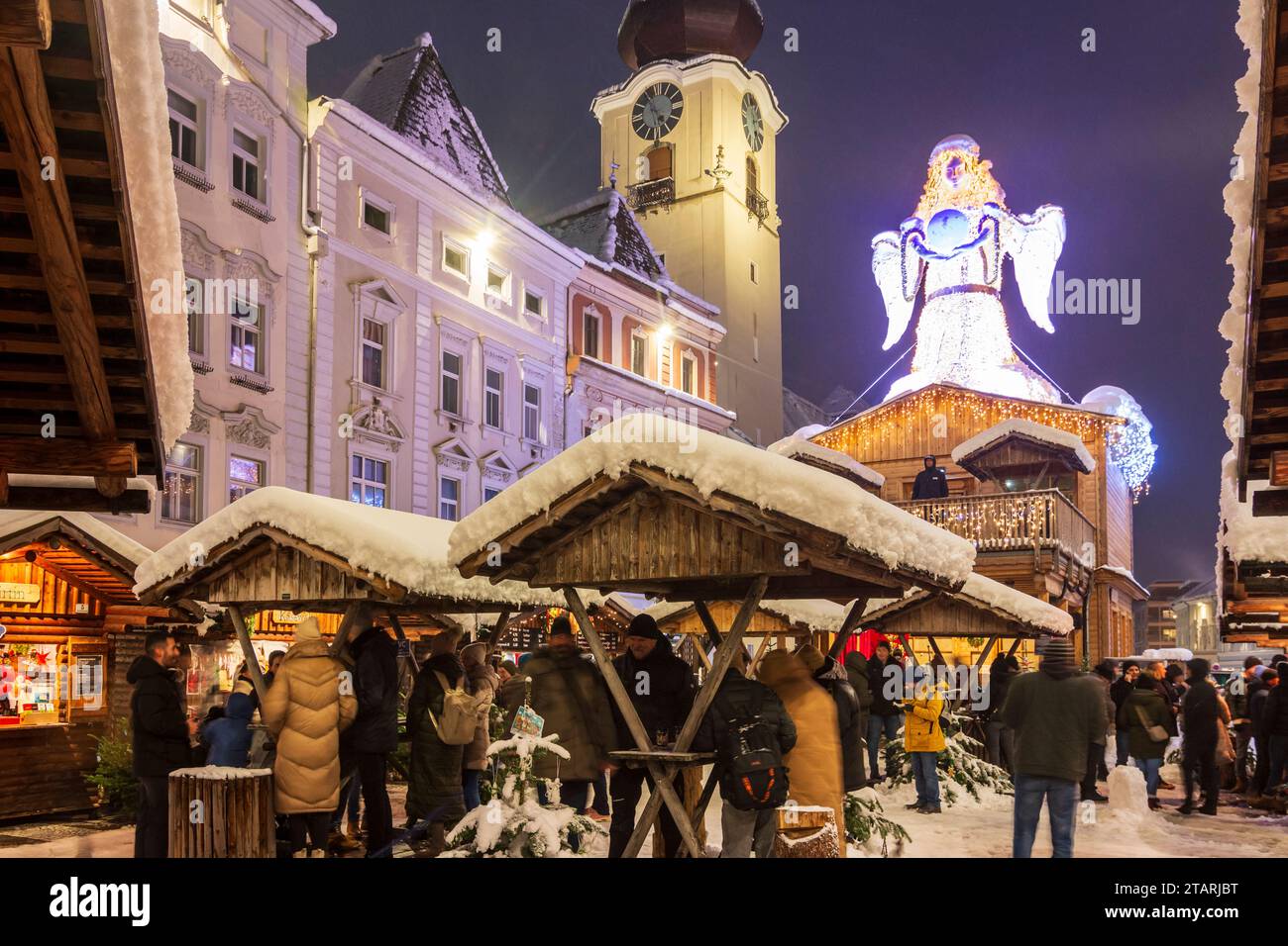 Wels: Christmas market ("Weihnachtswelt") on square Stadtplatz, snow ...
