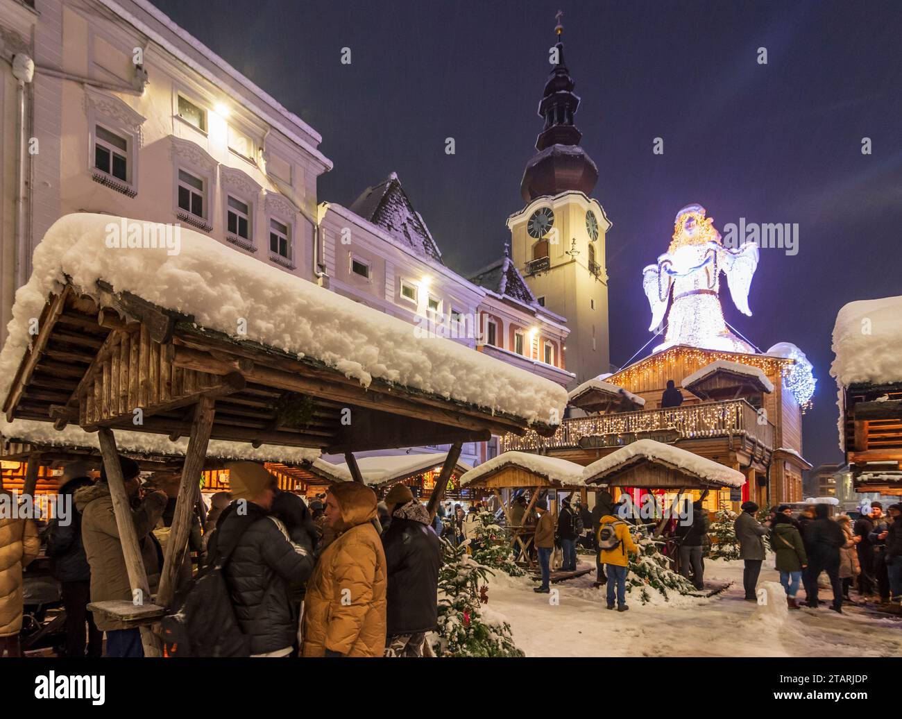 Wels: Christmas market ("Weihnachtswelt") on square Stadtplatz, snow ...