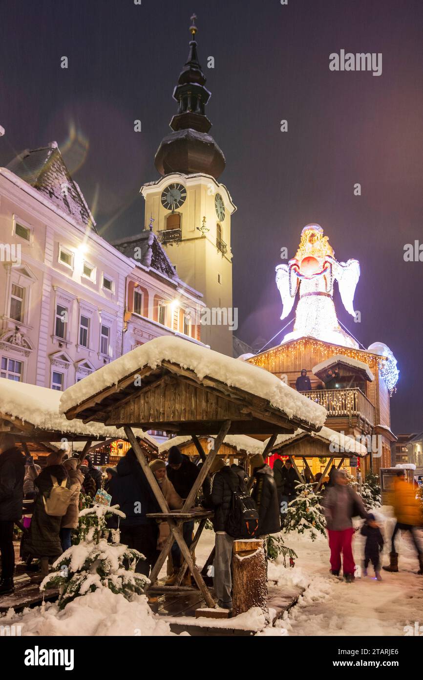 Wels: Christmas market ("Weihnachtswelt") on square Stadtplatz, snow ...