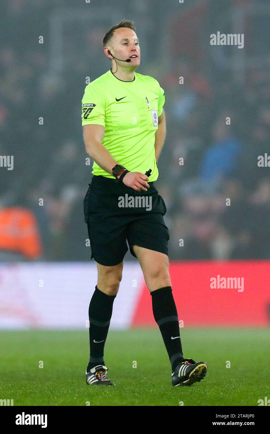 Match referee james bell hi-res stock photography and images - Alamy