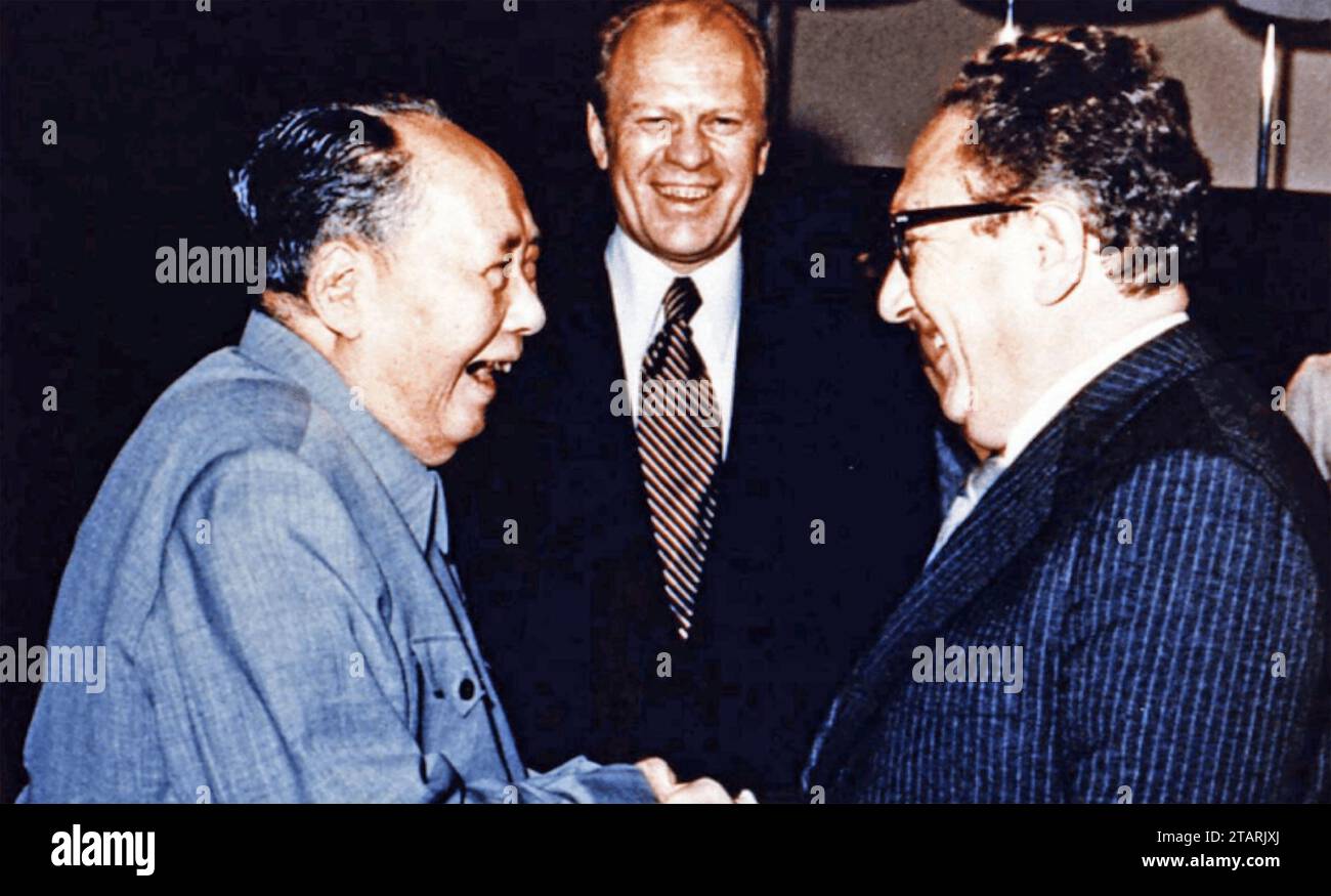 HENRY KISSINGER (1923-2023) American diplomat at right meets Mao Zedong ...