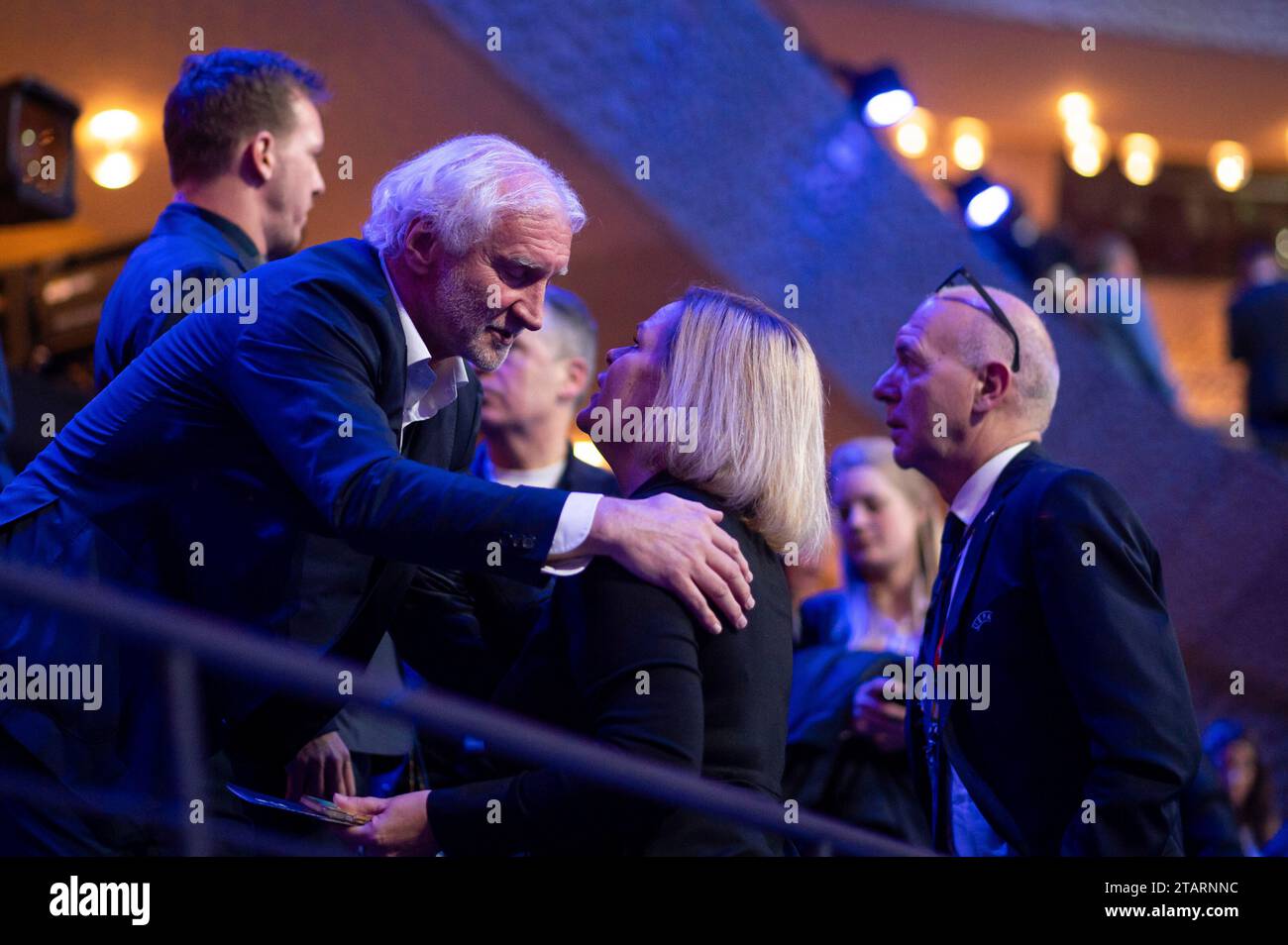 Rudi Völler (Deutschland, Sportdirektor Nationalmannschaft) umarmt ...
