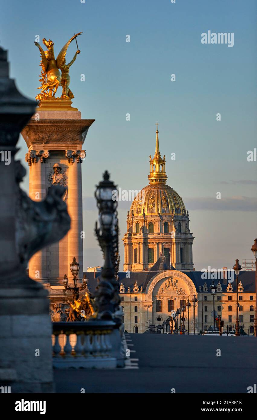 Balustrade pont alexander iii hi-res stock photography and images - Alamy