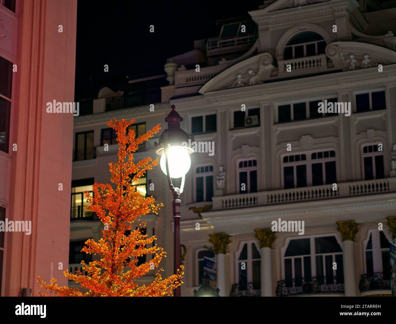 Vintage street lantern hi-res stock photography and images - Alamy