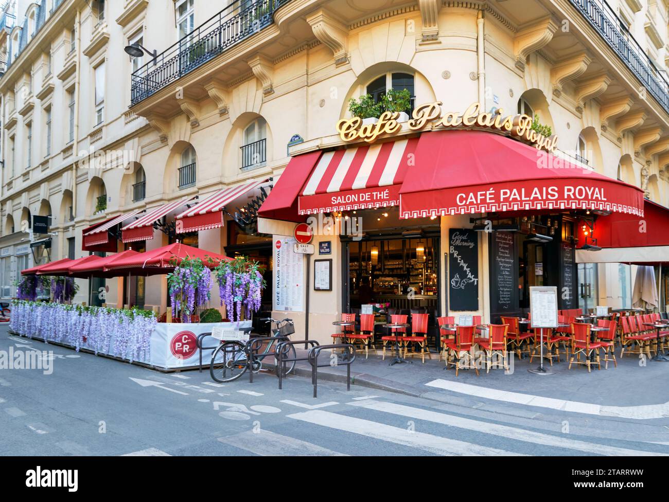 Paris traditional cafe hi-res stock photography and images - Alamy