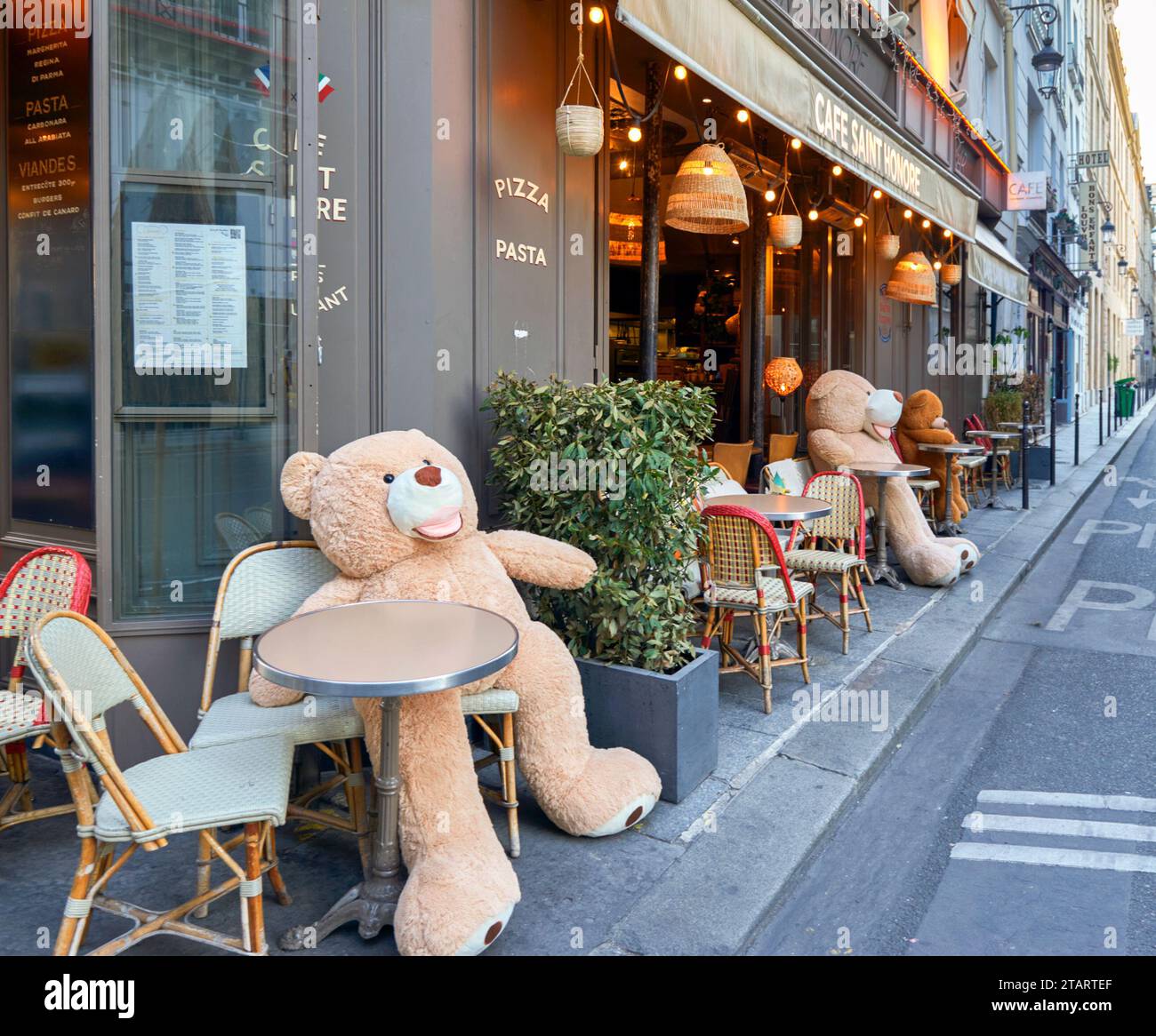 Traditional Paris cafe in the city center Stock Photo - Alamy
