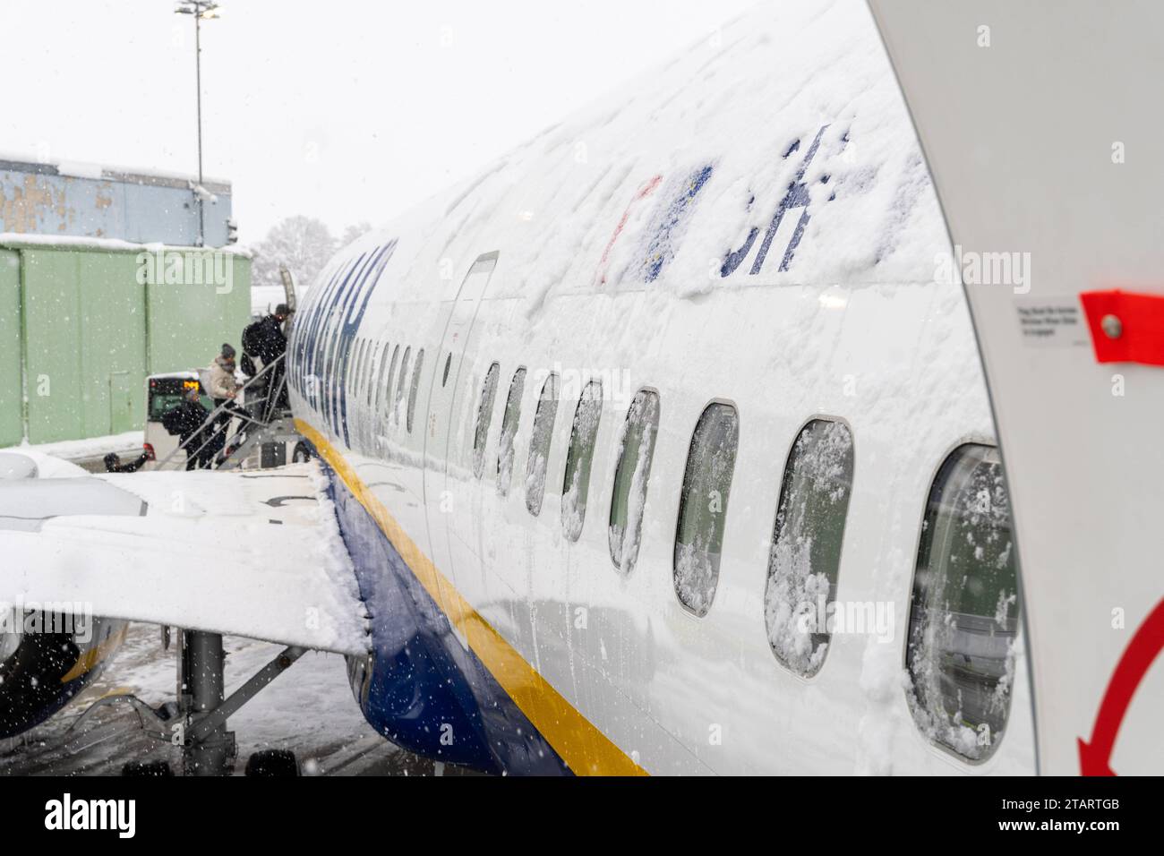 Flugzeug flughafen start und landebahn flugzeug hi-res stock ...
