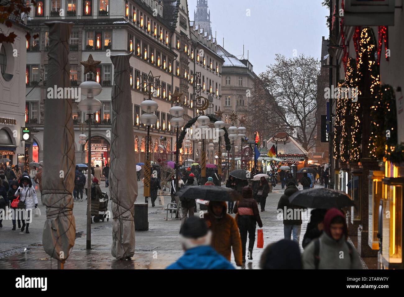 Menschen, Passanten in der Fussgaengerzone Neuhauser Strasse in ...