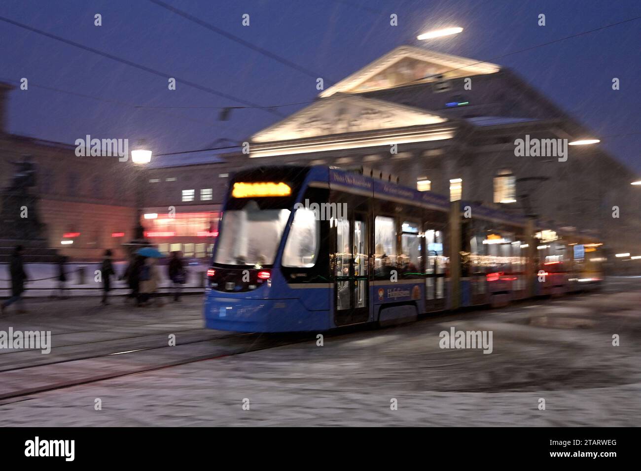 Strassenbahn, Tram in Muenchen im Schneegestoeber am Max Joseph Platz ...