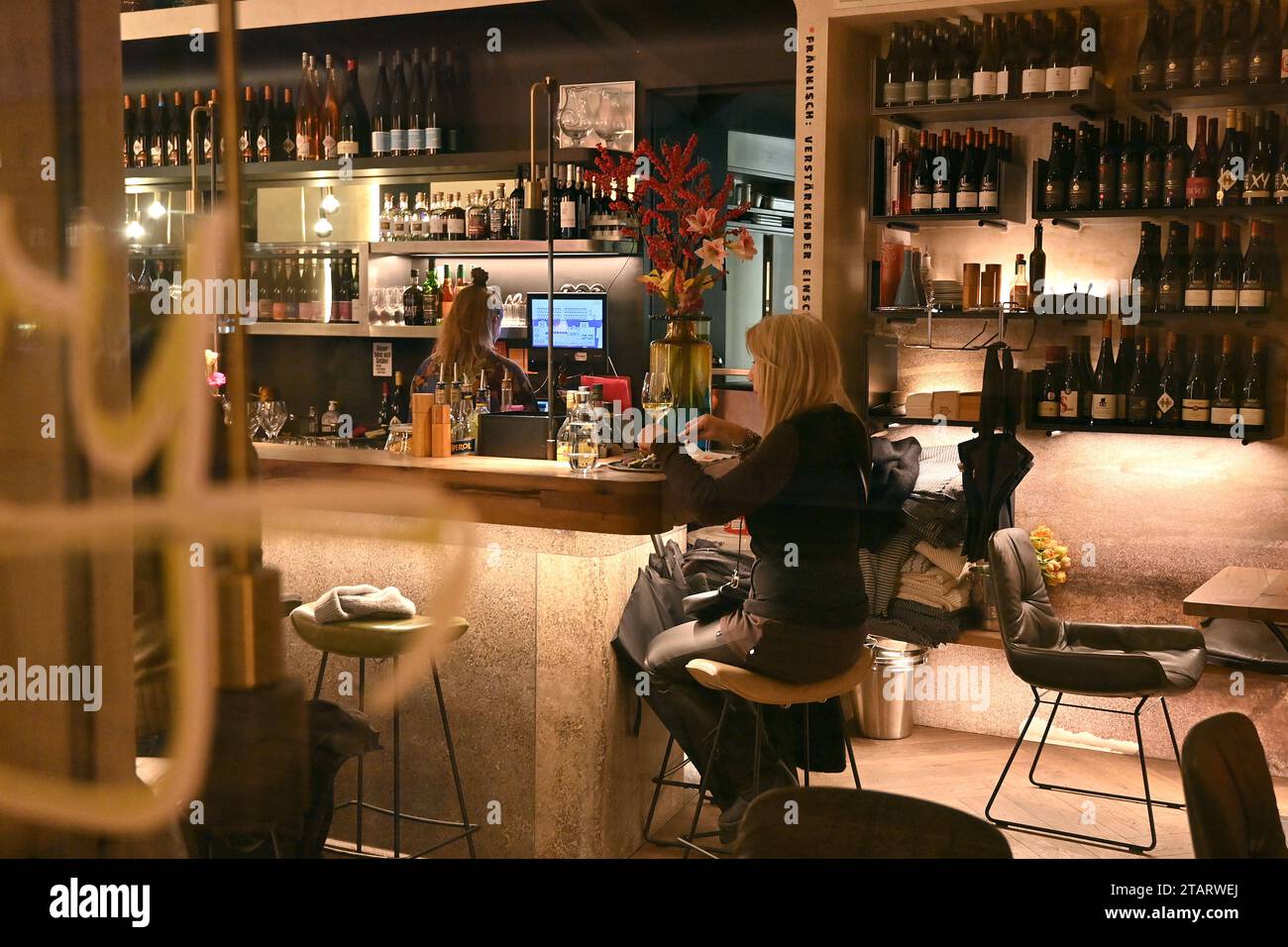 Frau sitzt an einer bar hi-res stock photography and images - Alamy